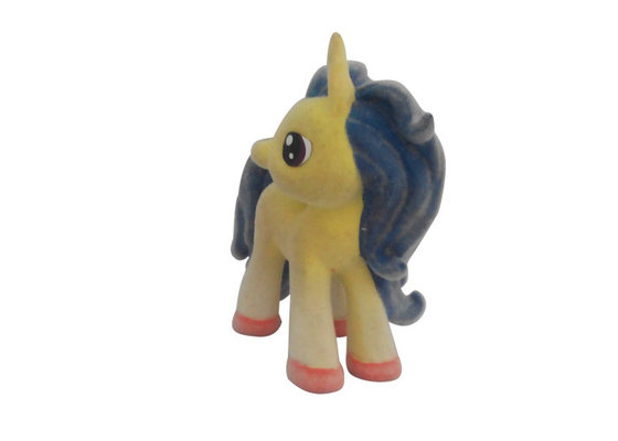 La plastica raccoglibile gialla si è affollata il mio piccolo cavallino piccolo per il regalo dei bambini