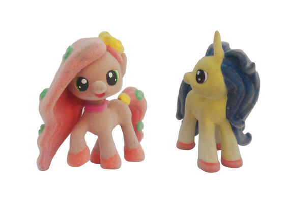 La plastica raccoglibile gialla si è affollata il mio piccolo cavallino piccolo per il regalo dei bambini