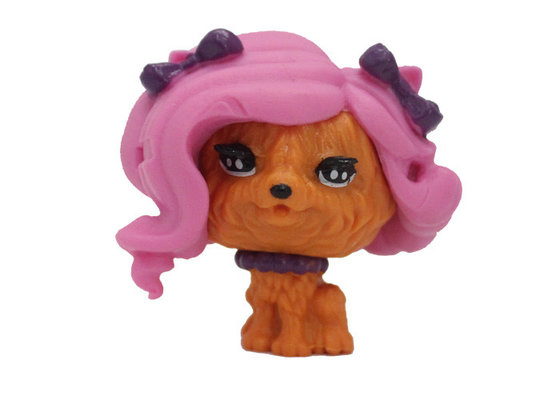 Il cane di plastica unico dei peli lanuginosi rosa gioca grande arancio si dirige verso la decorazione domestica