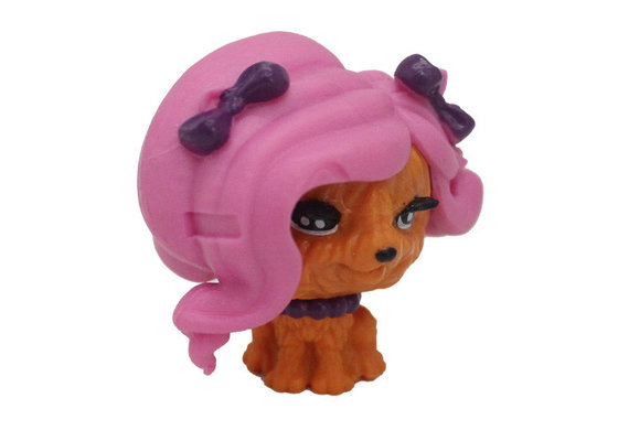 Il cane di plastica unico dei peli lanuginosi rosa gioca grande arancio si dirige verso la decorazione domestica