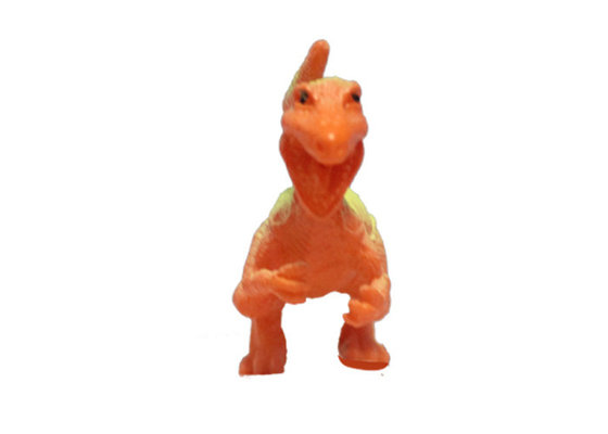 Il piccolo dinosauro di plastica ambientale gioca il forte ente di colore vivo con la coda curva