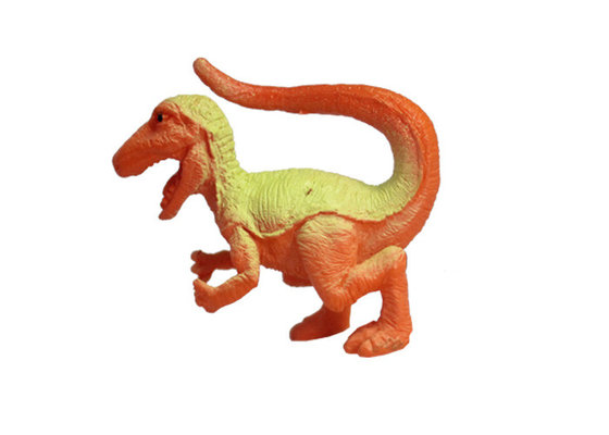 Il piccolo dinosauro di plastica ambientale gioca il forte ente di colore vivo con la coda curva
