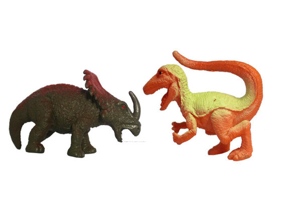 Il piccolo dinosauro di plastica ambientale gioca il forte ente di colore vivo con la coda curva
