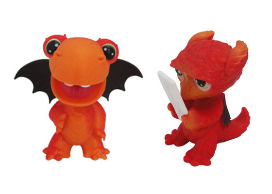 Il dinosauro di plastica realistico divertente arancio gioca la forte ala dura per il regalo dei bambini