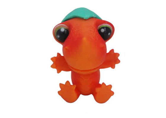 Mini giocattoli di plastica rossi del dinosauro, giocattoli di plastica del drago di divertimento con il guscio d'uovo sulla testa