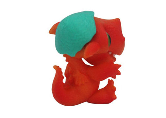 Mini giocattoli di plastica rossi del dinosauro, giocattoli di plastica del drago di divertimento con il guscio d'uovo sulla testa