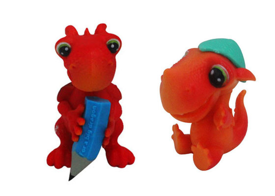 Mini giocattoli di plastica rossi del dinosauro, giocattoli di plastica del drago di divertimento con il guscio d'uovo sulla testa