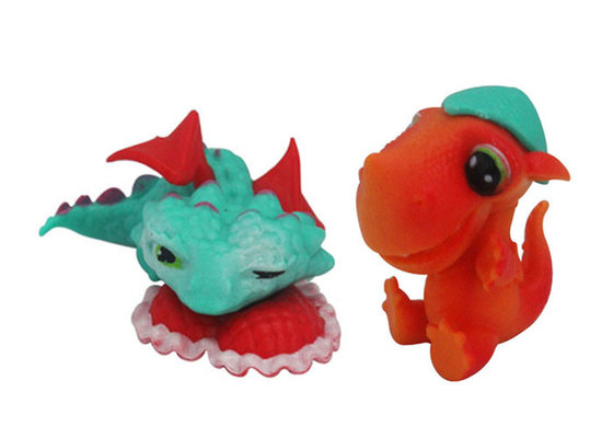 Mini giocattoli di plastica rossi del dinosauro, giocattoli di plastica del drago di divertimento con il guscio d'uovo sulla testa
