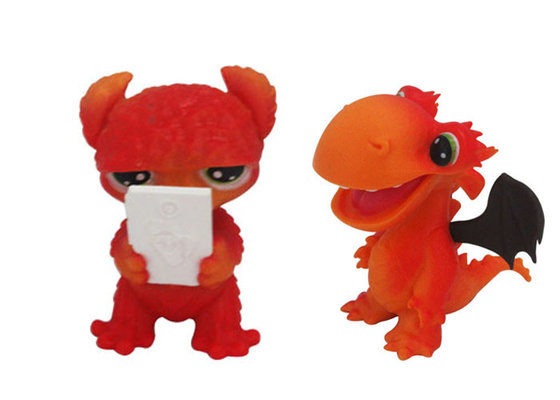 Il dinosauro dei bambini di plastica graziosi gioca il rosso pallido non tossico per istruzione