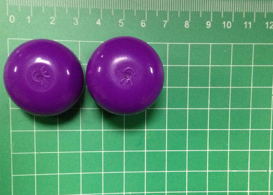 Piccole capsule di plastica porpora del giocattolo, capsule vuote divertenti del distributore automatico di festival 6cm