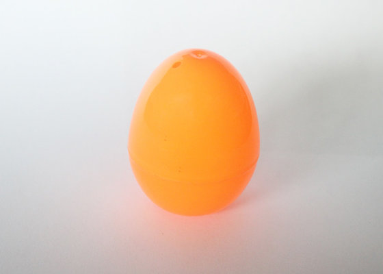 Le capsule di plastica gialle del giocattolo, giocattolo vuoto solido dell'uovo di Pasqua Incapsula la dimensione di 65mm x di 45cm