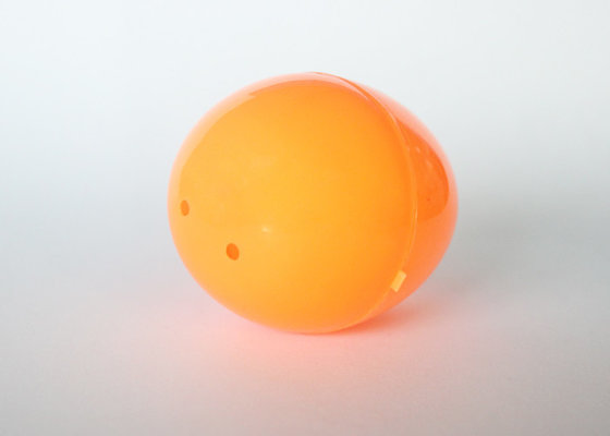 Le capsule di plastica gialle del giocattolo, giocattolo vuoto solido dell'uovo di Pasqua Incapsula la dimensione di 65mm x di 45cm