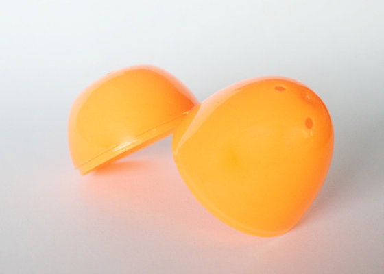 Le capsule di plastica gialle del giocattolo, giocattolo vuoto solido dell'uovo di Pasqua Incapsula la dimensione di 65mm x di 45cm