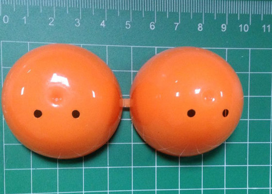 Le capsule di plastica gialle del giocattolo, giocattolo vuoto solido dell'uovo di Pasqua Incapsula la dimensione di 65mm x di 45cm
