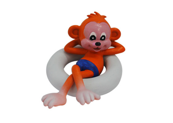 Il colore di gomma che cambia il bagno fresco gioca il bambino di 3 anni con la figura stile della scimmia dell'anello di nuotata