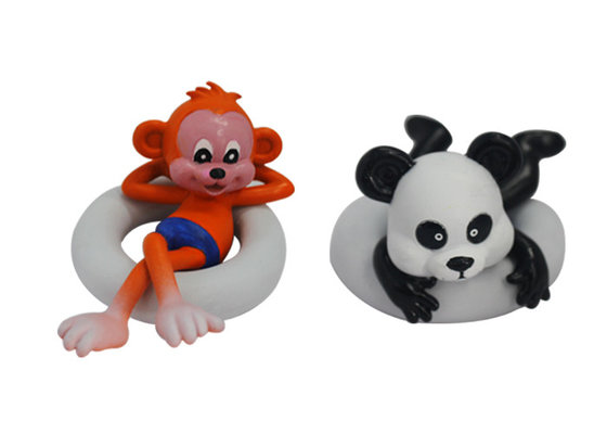 Il colore di gomma che cambia il bagno fresco gioca il bambino di 3 anni con la figura stile della scimmia dell'anello di nuotata
