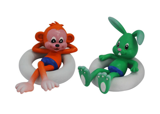 Il colore di gomma che cambia il bagno fresco gioca il bambino di 3 anni con la figura stile della scimmia dell'anello di nuotata