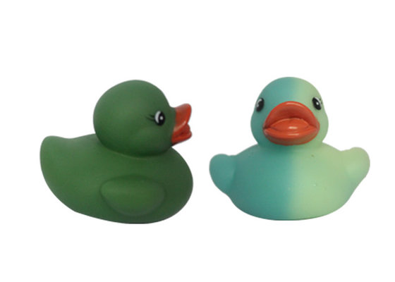 La piscina cambiante di colore morbido del PVC gioca per i bambini di 5 anni che fanno galleggiare l'anatra