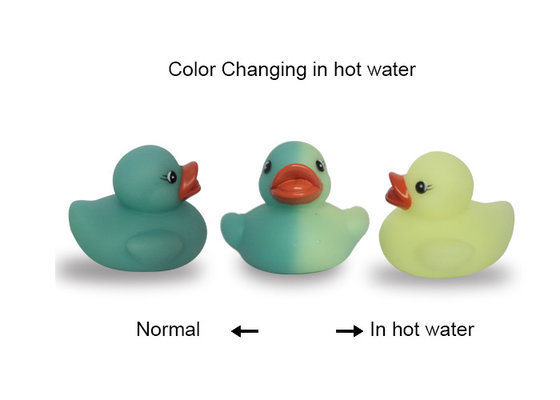 La piscina cambiante di colore morbido del PVC gioca per i bambini di 5 anni che fanno galleggiare l'anatra