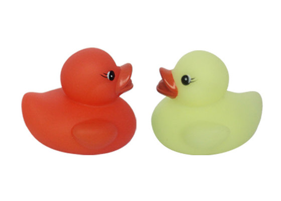 Bambini cambianti di colore che fanno galleggiare i giocattoli del bagno con stile di gomma dell'anatra stampato logo