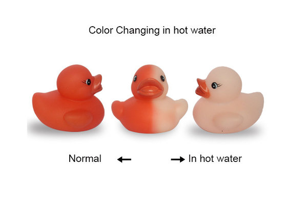 Bambini cambianti di colore che fanno galleggiare i giocattoli del bagno con stile di gomma dell'anatra stampato logo
