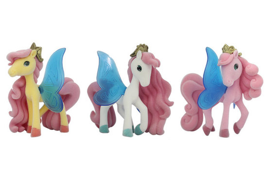 La plastica rosa unica calcola i giocattoli, cavallino affollato con l'ala della farfalla