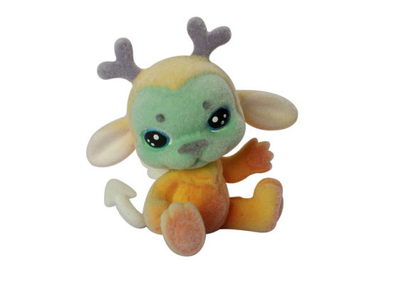 Il PVC si è affollato i giocattoli animali, piccole figurine del coniglio con l'ala bianca