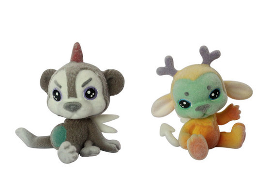 Il PVC si è affollato i giocattoli animali, piccole figurine del coniglio con l'ala bianca