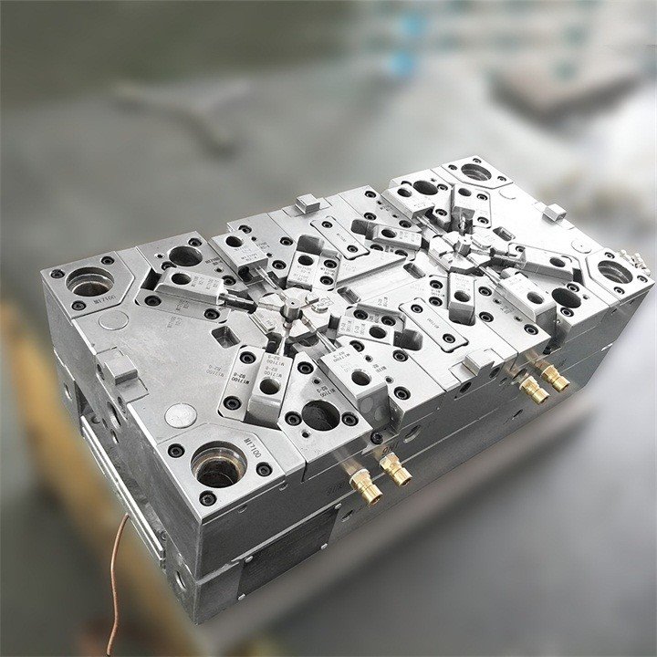 Hand Loaded Inserts Precision Injection Mould For PP +10%GF Housing Stem