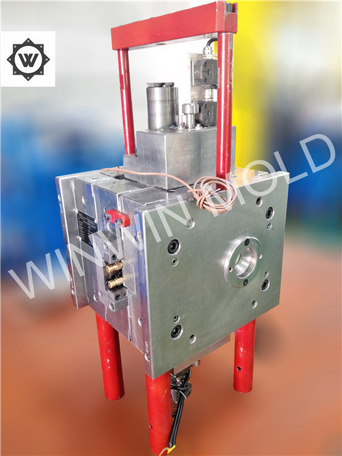 GS738H Industrial Plastic Molding For Plastic Tube Fittings Manifold 1.005 Shrinkage Rate