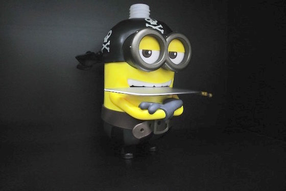 Yellow Color Cartoon Shampoo Bottle Have Sword With Universal Studios Logo supplier