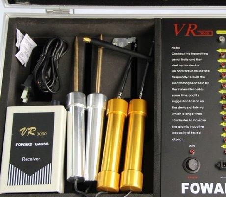Long range distance gold deep diamond metal detector with Head Phones A grey case with aluminum trim, a handle and two l