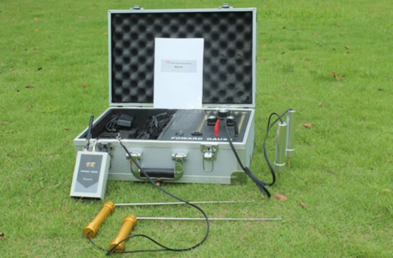 Long range distance gold deep diamond metal detector with Head Phones A grey case with aluminum trim, a handle and two l