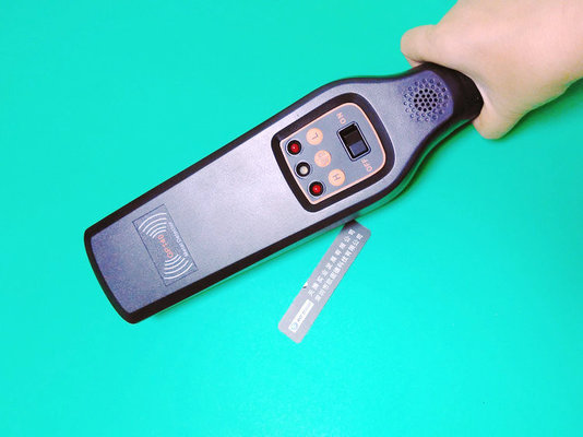 Anti - Slip Handle Portable Metal Detector With Automatic Calibration
