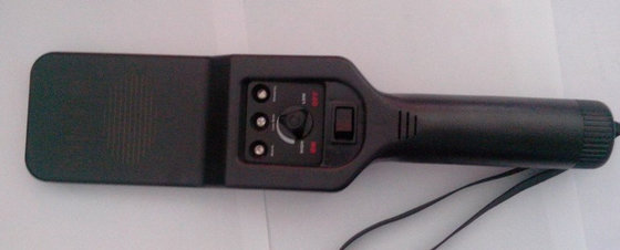 Self - calibrating Hand held metal detectors for small metal masses