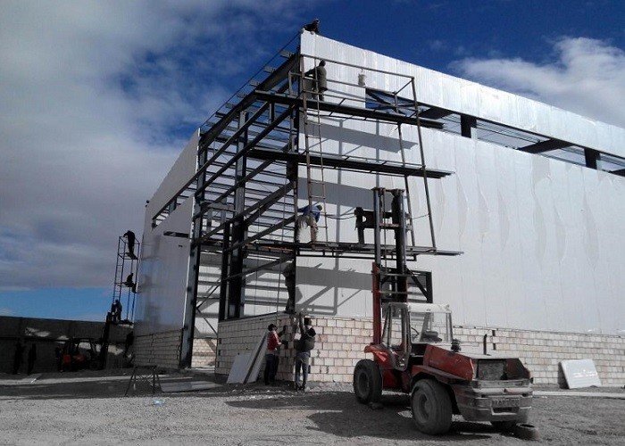 Pre Engineered Light Steel Structure Workshop With Auto Roller Shutter Door