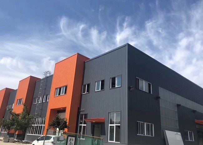 Modular Multiple Span Steel Frame Workshop Well Designed With Parapet Wall