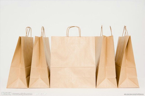 sacos de papel marrons com punhos