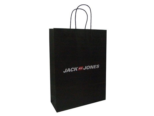Vestuários pretos feitos sob encomenda que carregam sacos de papel segurados para a compra/presentes