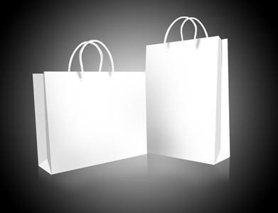 Vestuários pretos feitos sob encomenda que carregam sacos de papel segurados para a compra/presentes