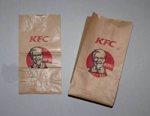 O alimento amigável de Eco que carrega Brown segurou sacos de papel para o restaurante do fast food