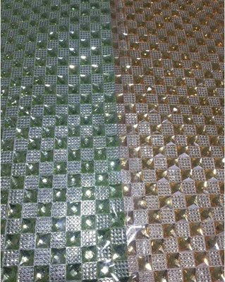 Folhas autoadesivas coloridas do cristal de rocha para o tamanho 10MMx10MM dos vestuários de pano