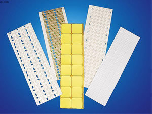 Etiquetas adesivas plásticas de produção industrial nas folhas com impermeável