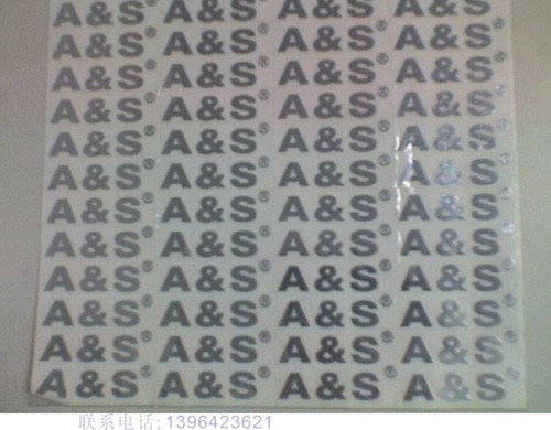 Etiquetas adesivas plásticas de produção industrial nas folhas com impermeável