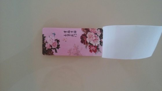 As flores vermelhas imprimiram etiquetas que adesivas o dobro tomou partido para garrafas de água