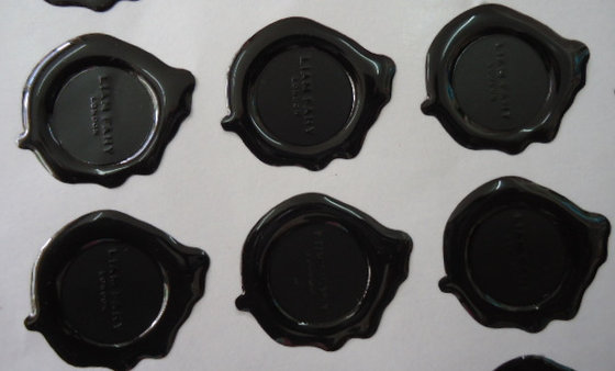 Etiquetas transparentes da resina de cola Epoxy para garrafas côncavas do vinho/perfume