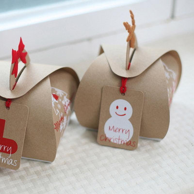 O cair impresso papel do presente do Natal etiqueta o costume com a corda