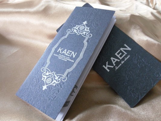 Etiquetas do cair do papel azul da roupa recicl personalizadas imprimindo o logotipo