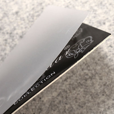 Papel preto etiquetas impressas do cair com cordas do Livro Branco e da fita