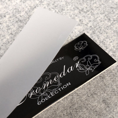 Papel preto etiquetas impressas do cair com cordas do Livro Branco e da fita